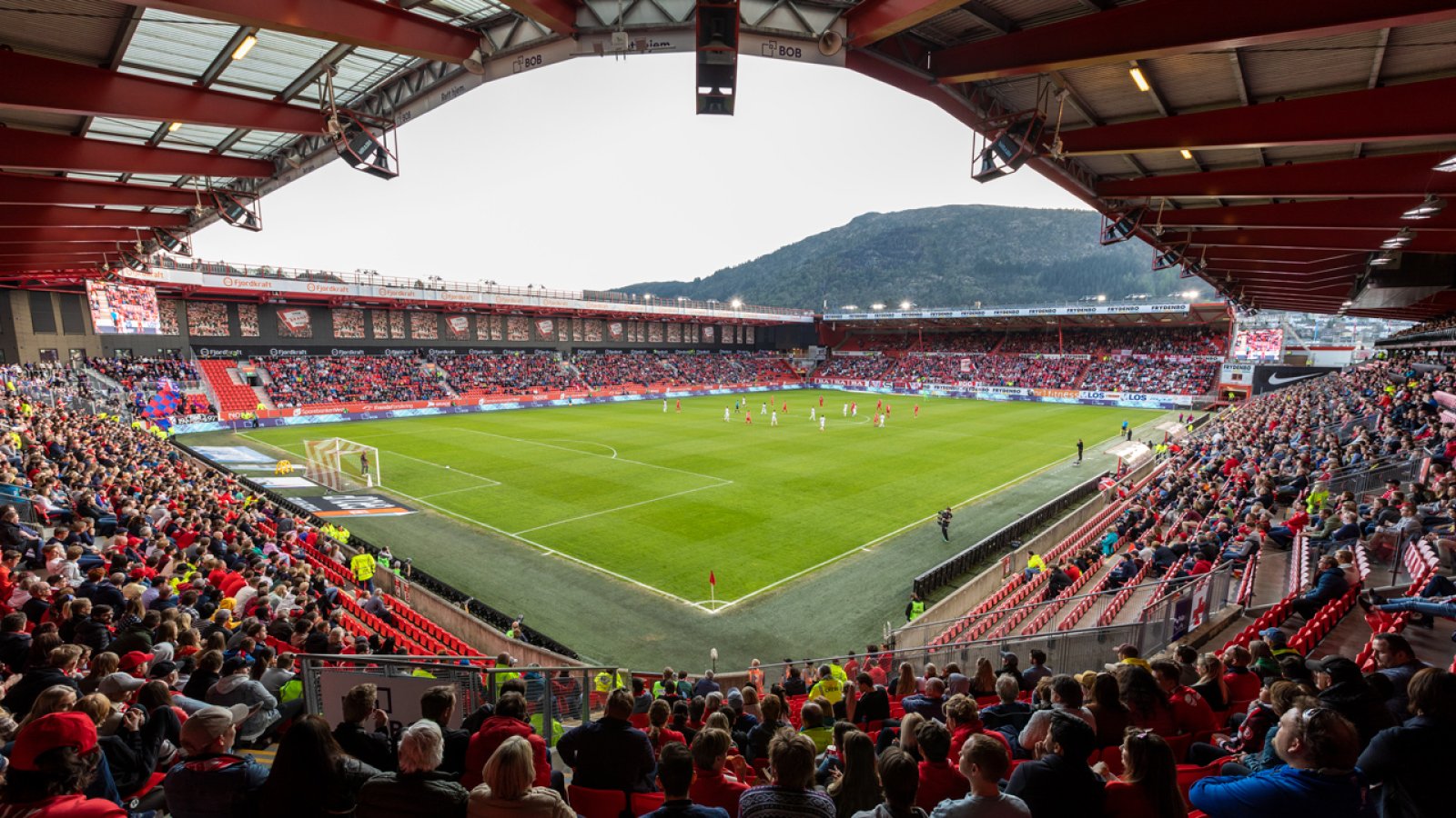 Spiller landskamp på Stadion / Brann Spiller landskamp på Stadion / Brann